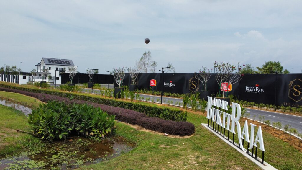 Giant Advertising Balloon at Bandar Bukit Raja, Klang | AsiaPacific ...