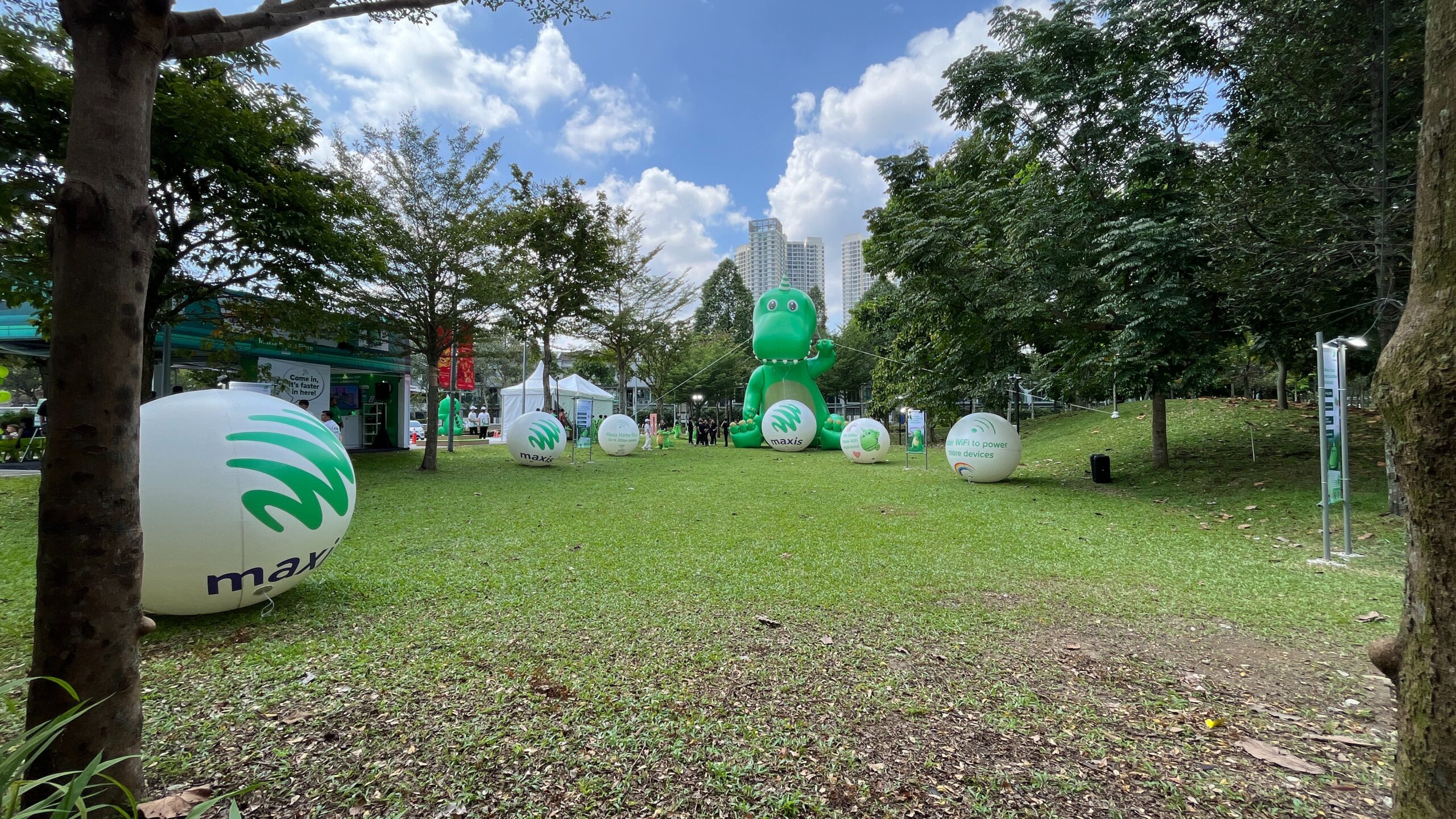 Maxis Mascot Dinosaur Inflatable Replica @ DesaPark - AsiaPacific Balloons