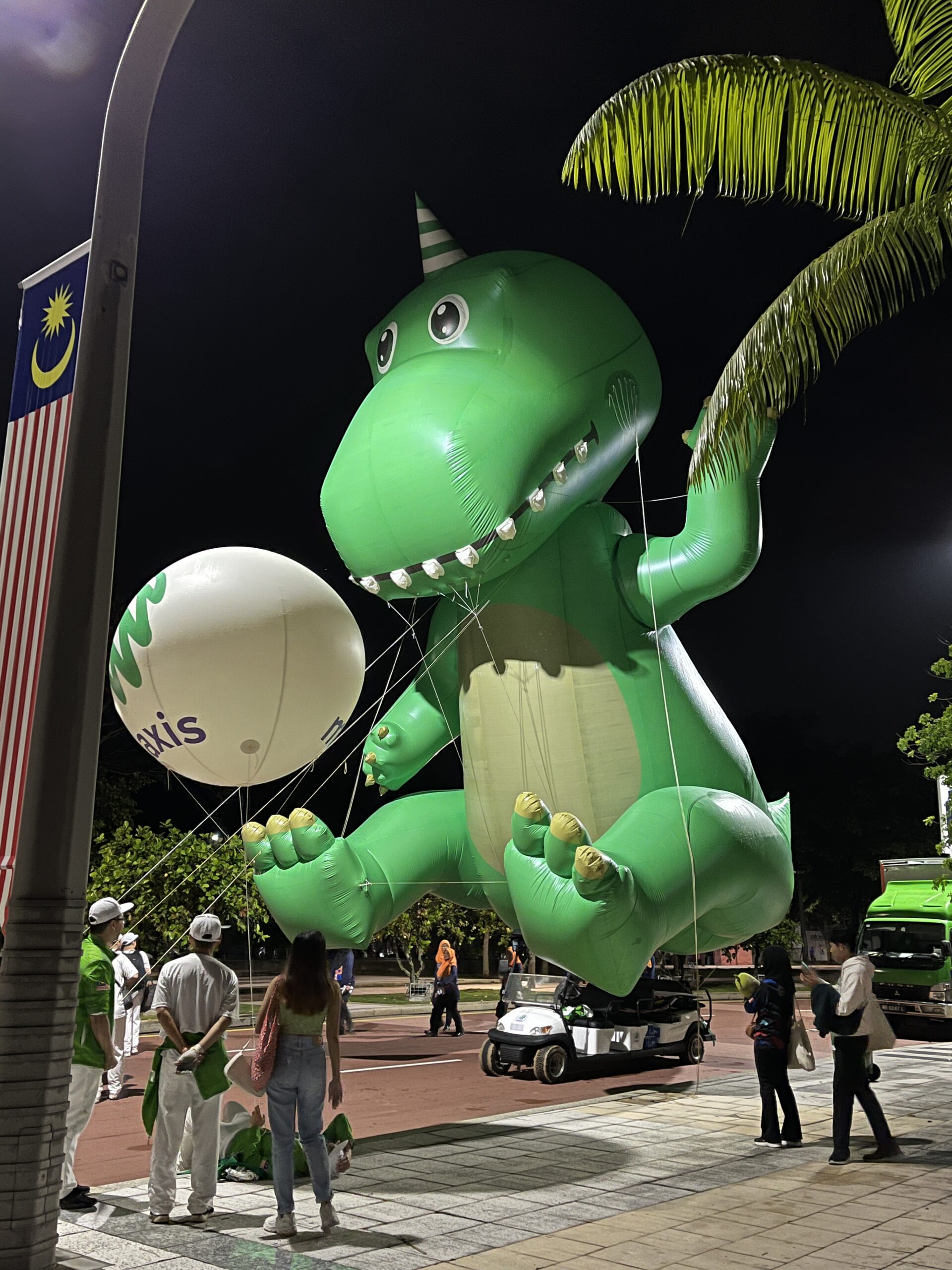 Maxis Dinosaur Inflatable Replica Merdeka 2023